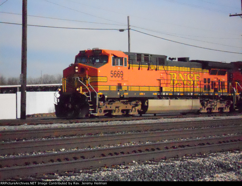 BNSF 5669